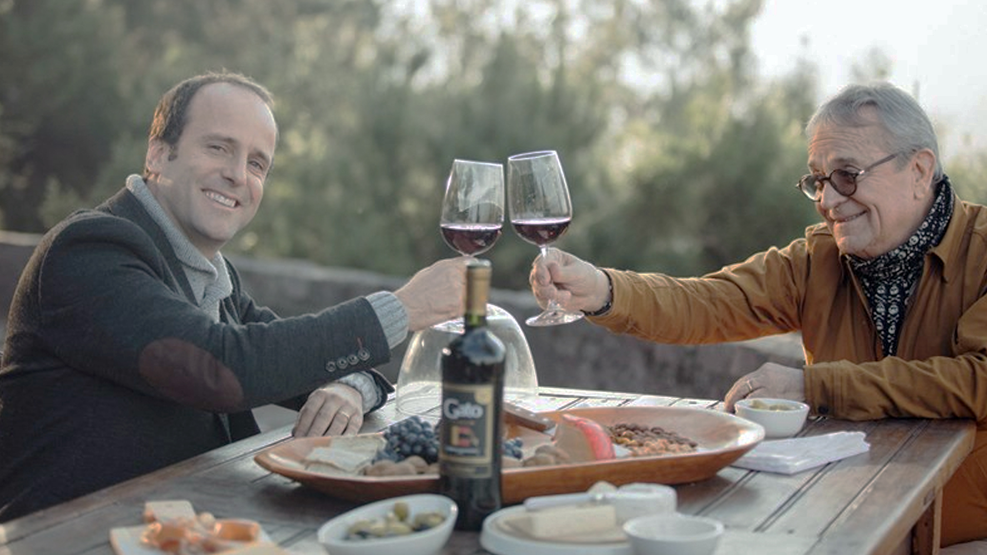 Ccu Nueva Campaña Gato Típico Chileno Reúne A Dos Grandes